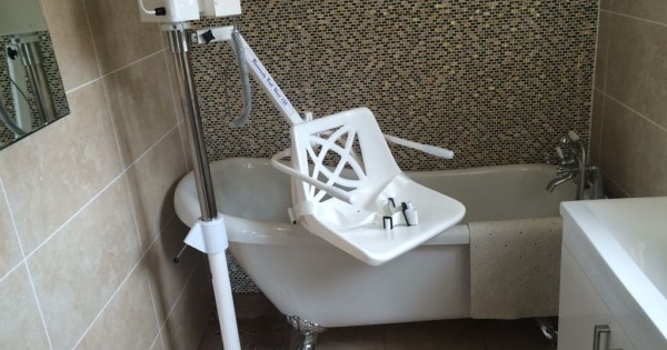 Bath hoist for the disabled